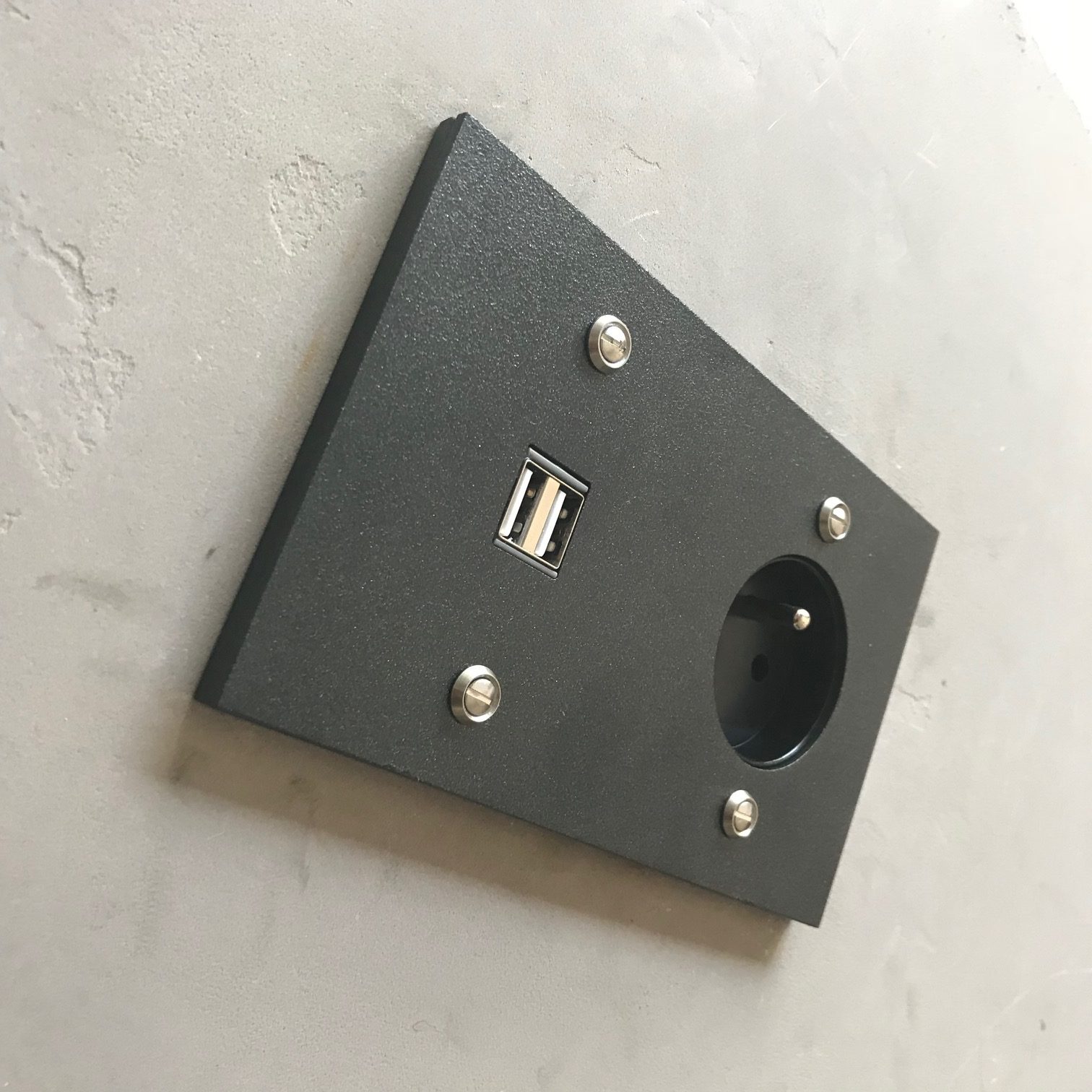 17n2- USB prise 220 noir rect.1 | interrupteurs et prises au design ...