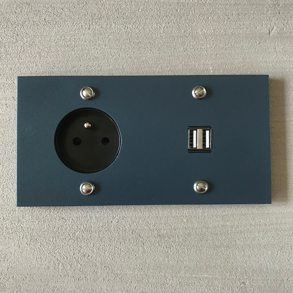 Usb et prise bleu nuit carré | interrupteurs et prises au design rétro ...